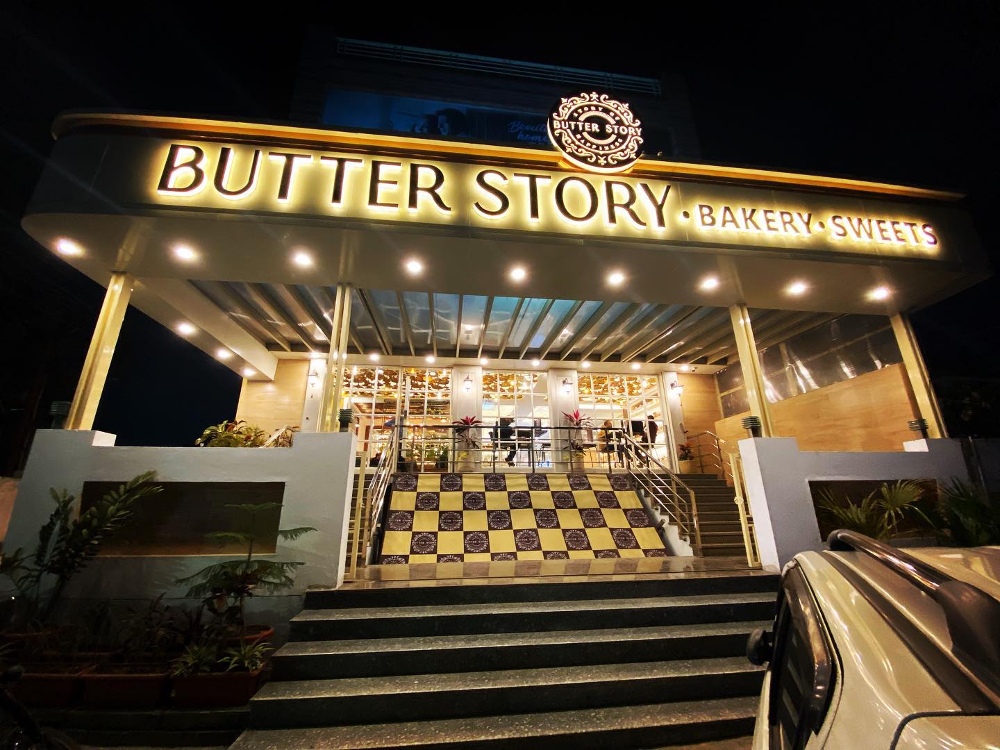 Explore Lucknow's Top 15 Cafes For Best Cuisine & Aesthetic | Travel ...